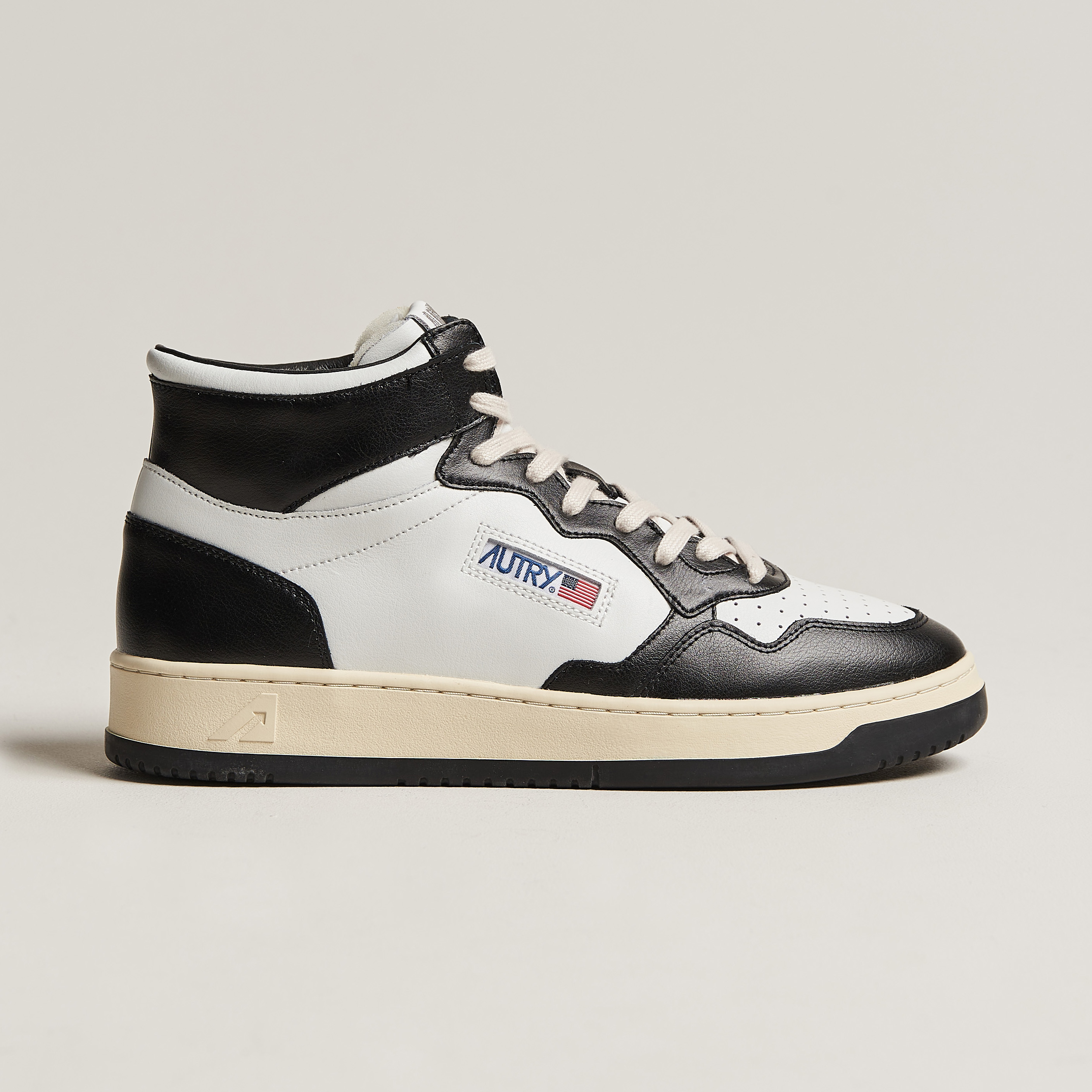 Autry Medalist Mid Bicolor Leather Sneaker Black | Herr - Care of Carl