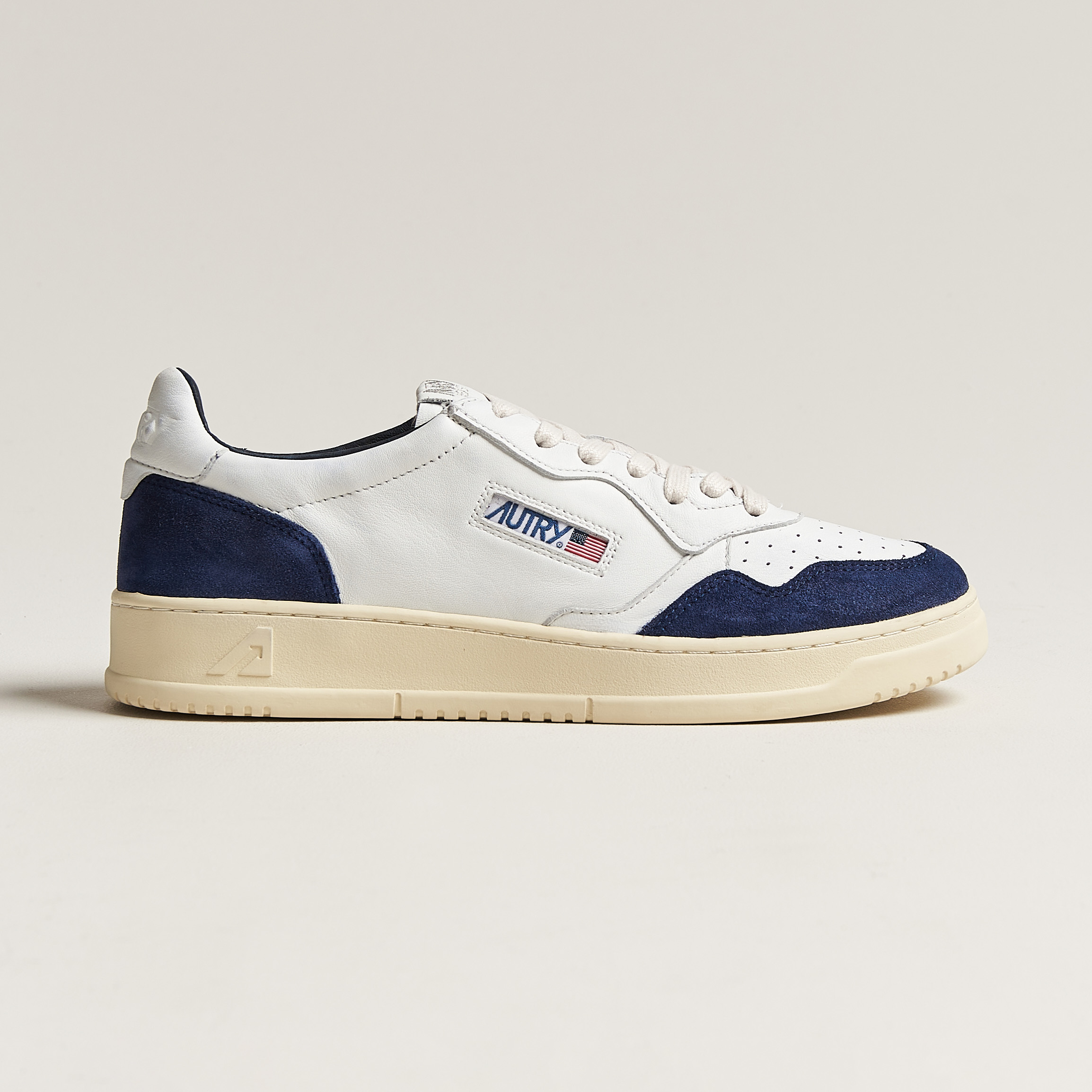 Autry Medalist Low Goat/Suede Sneaker White/Navy | Herr - Care of Carl