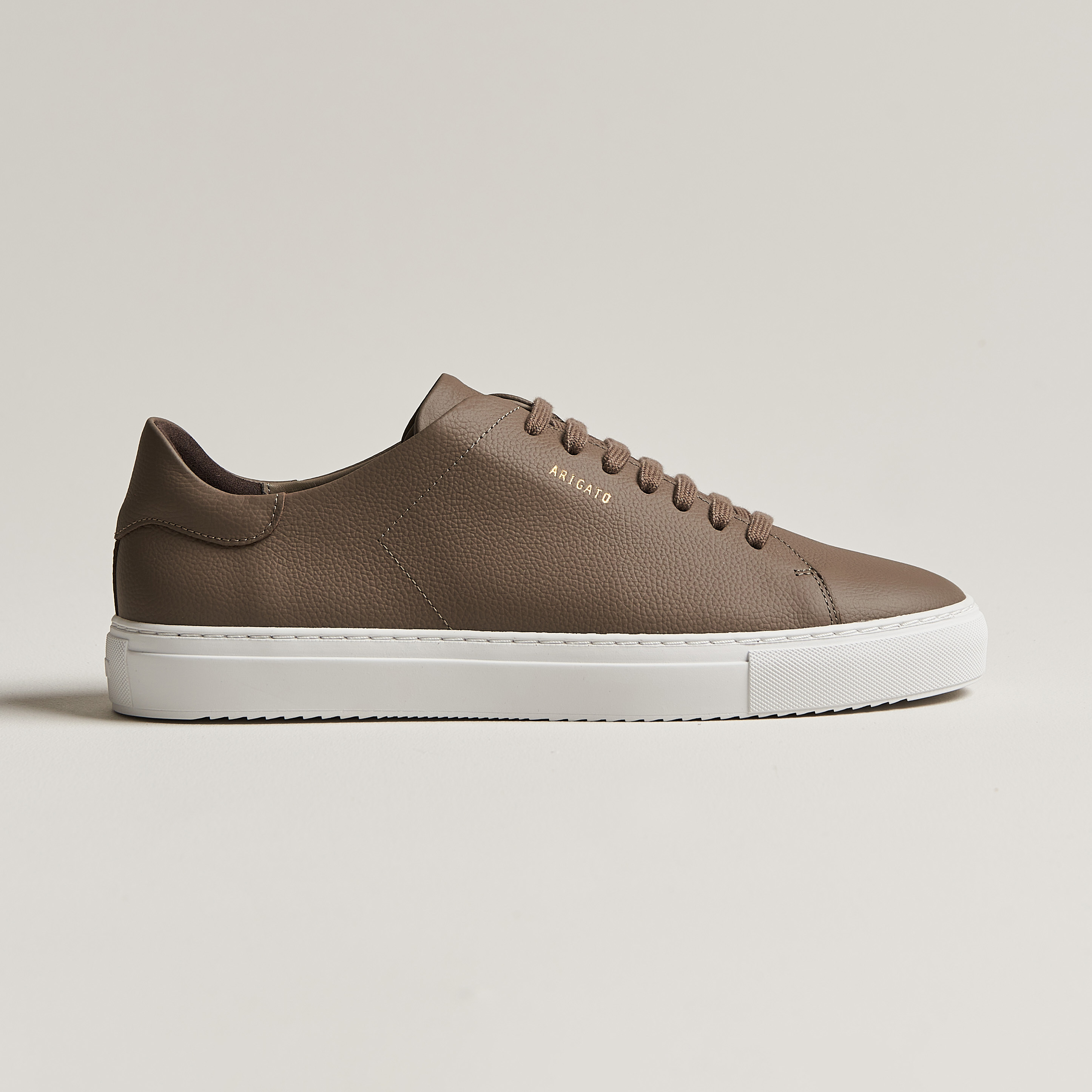 Axel Arigato Clean 90 Grained Leather Sneaker Brown | Herr - Care of Carl
