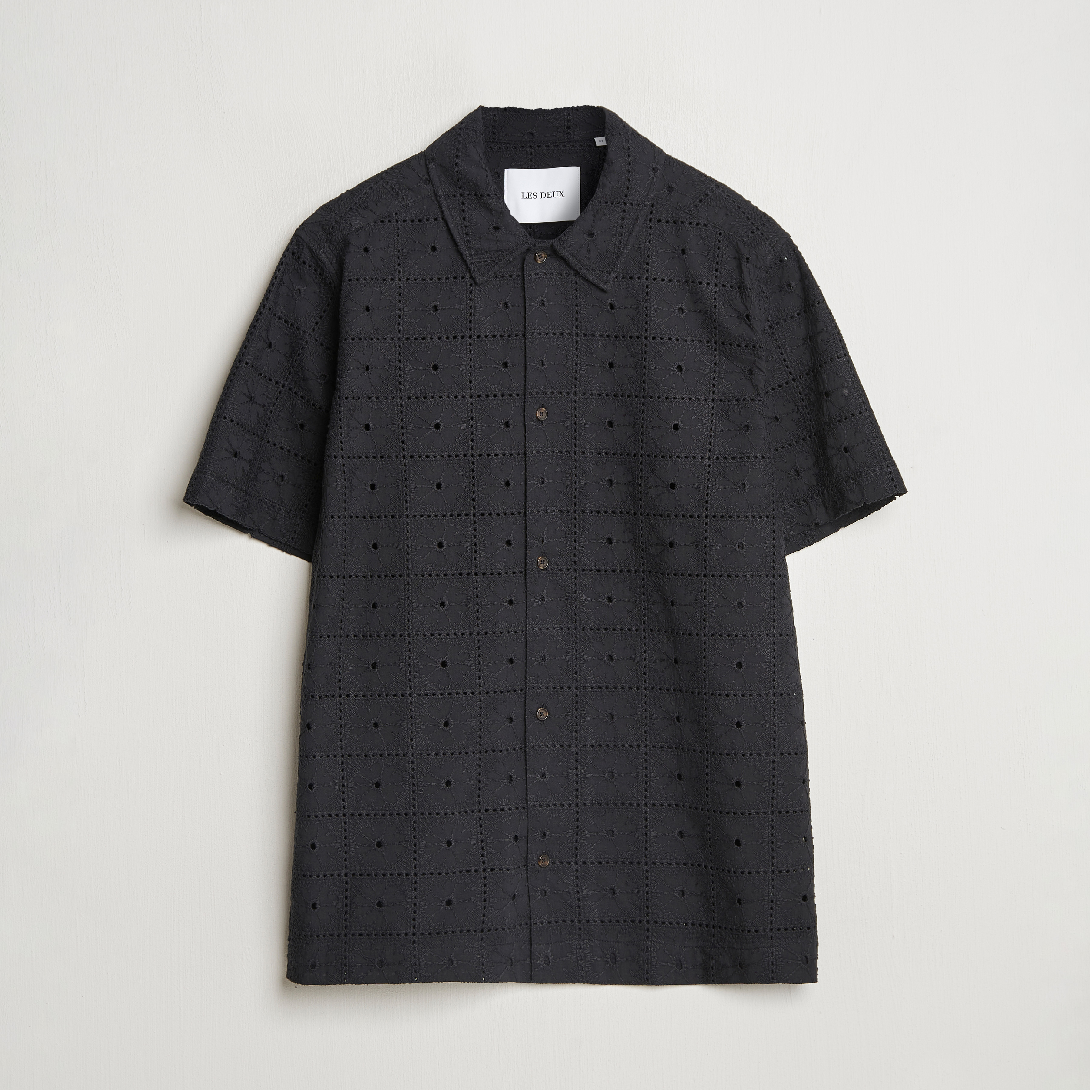 Les Deux Hector Anglaise Short Sleeve Shirt Black | Herr - Care of Carl