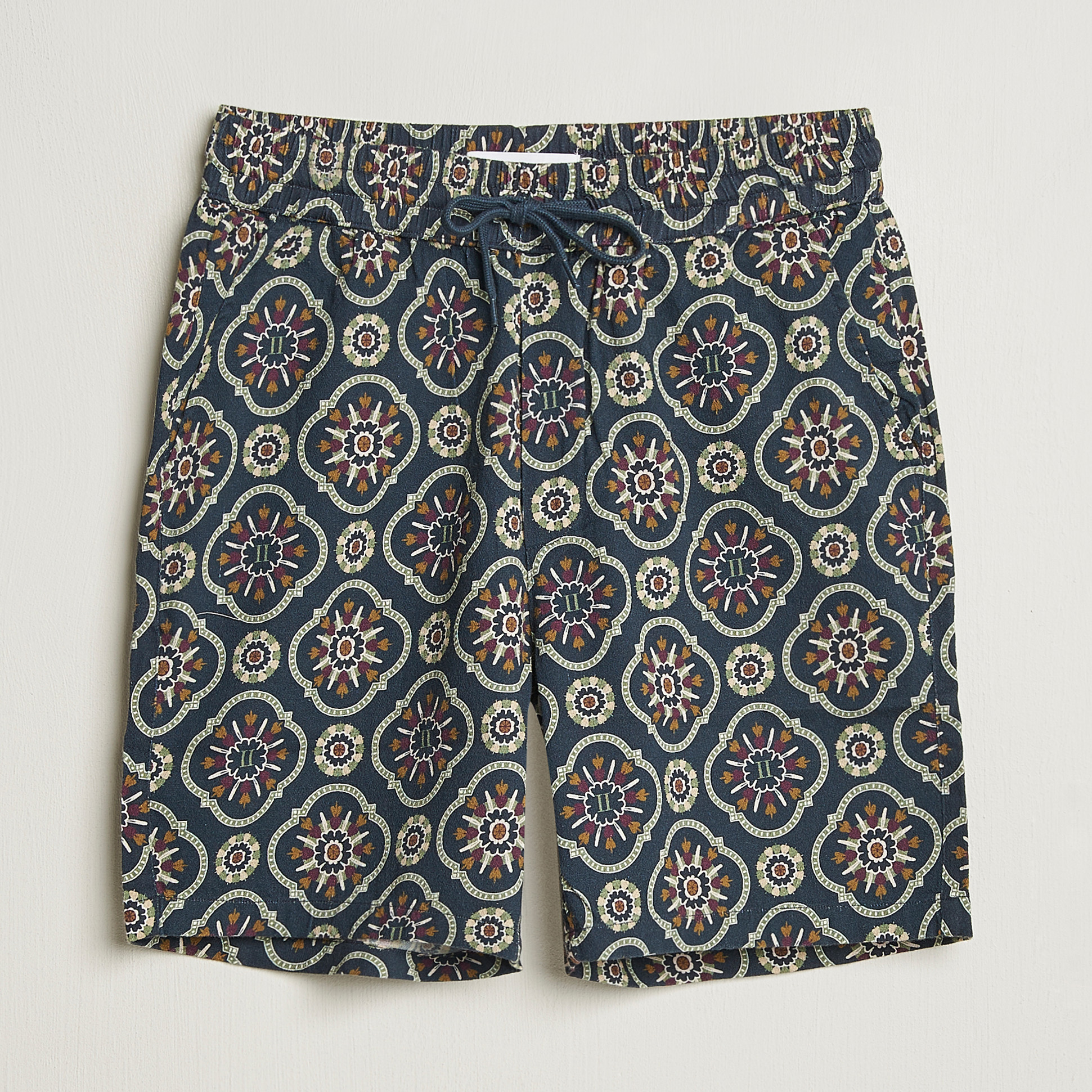 Les Deux Otto AOP Tapestry Shorts Dark Navy | Herr - Care of Carl